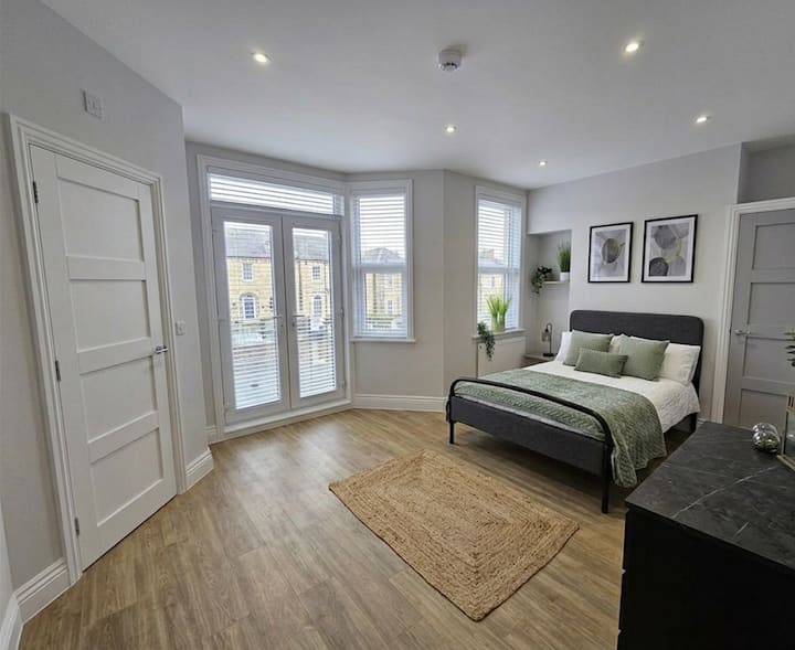 Spacious 8 Bdr House | Ideal Location | Free Wi-fi - Southend-on-Sea