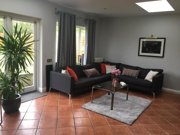 Spacious 5-bed Home Near Dublin, Luas & Airport - Dublin