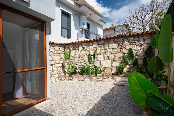 Urla'nın Kalbinde Taş Ev - Urla