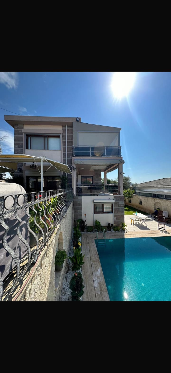 Alaçatı Merkezde ÖZel Havuzlu Bahçeli Villa Daire - Çeşme