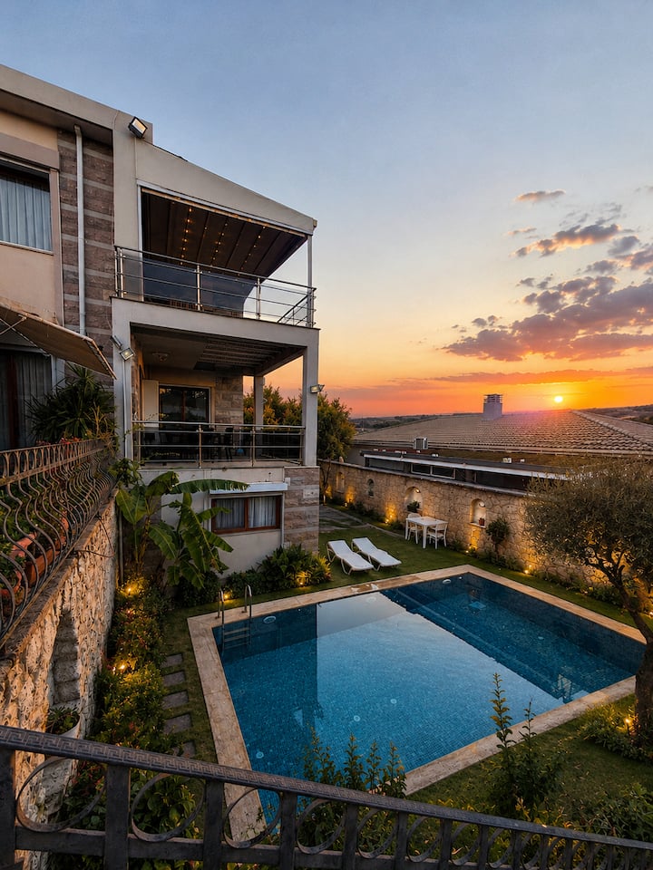 Alaçatı Merkezde ÖZel Havuzlu /Bahçeli Villa - Alaçatı