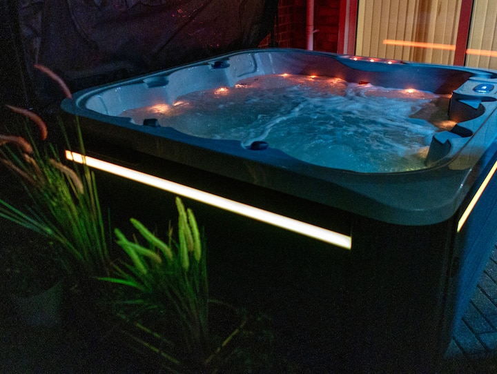 Luxury Spa Retreat/ Hottub - Sauna - Massage Chair - Chelmsford