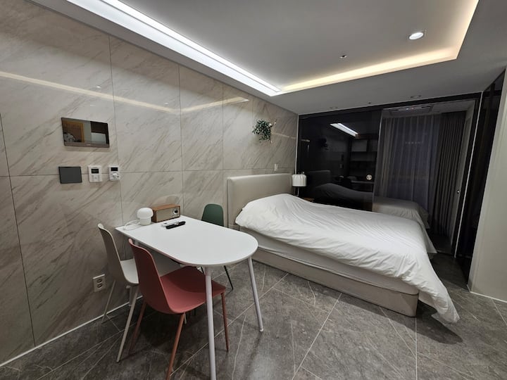 [강남]신축#침대(Q+s)#호텔식레지던스#취사가능#3호선남부터미널도보5분#예술의전당 - 과천시