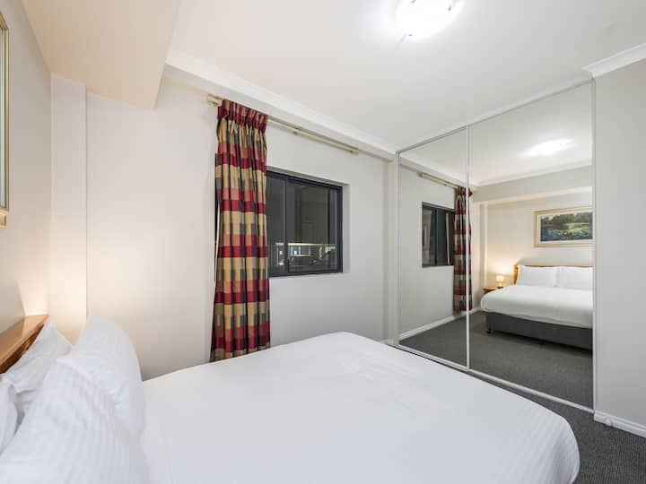 Central East Perth Flat With Pool & Gym Access - Victoria Park