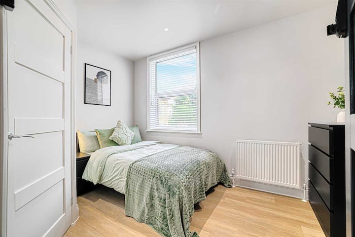 Spacious 7 Bedroom House | Ideal Location | Wi-fi - Southend-on-Sea