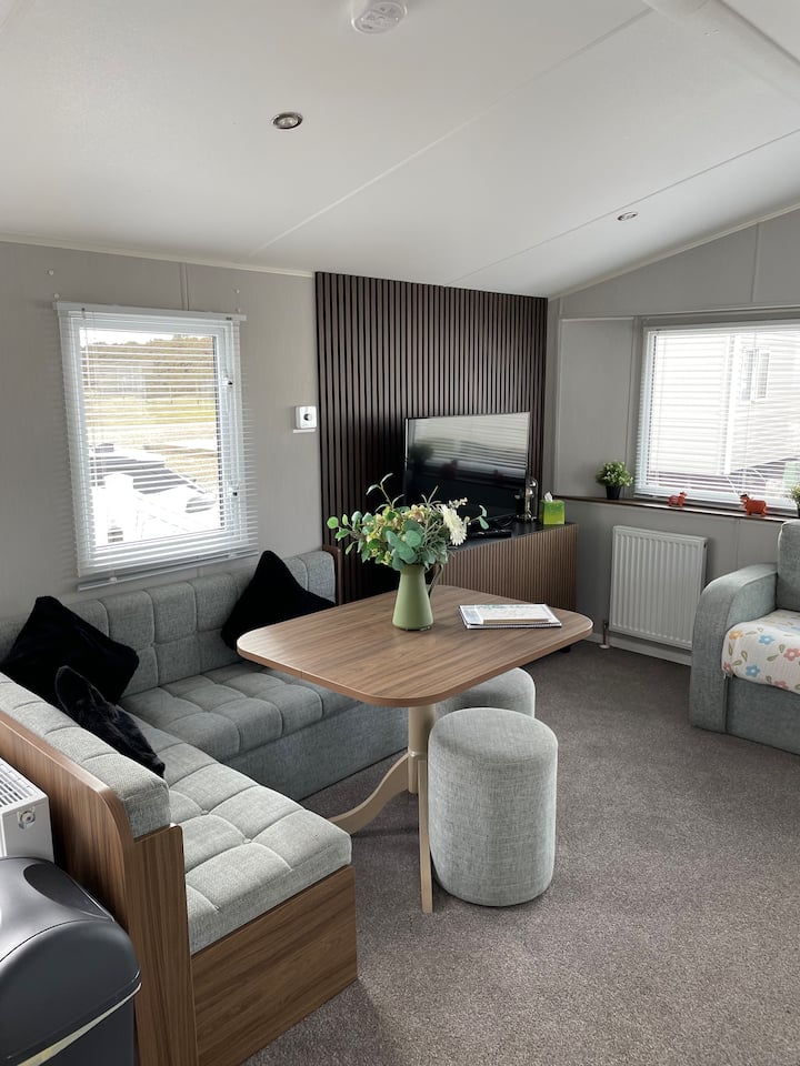 J4 Lossie Lettings - ロジーマス