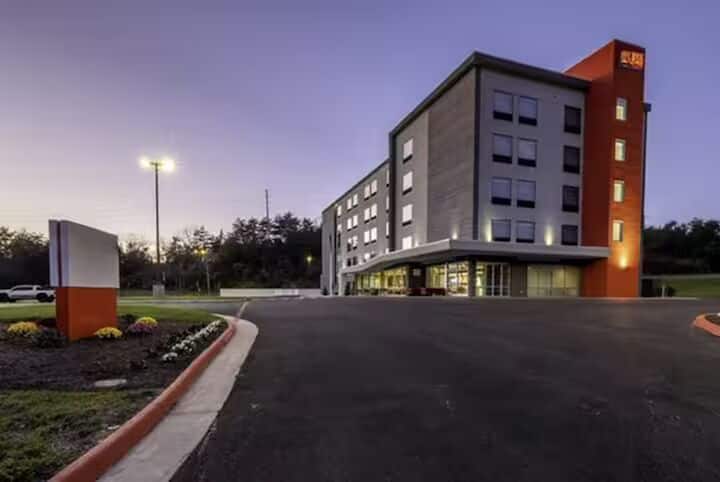 Queen City 2queen Suite W/ Breakfast, Pool & Gym - Staunton, VA