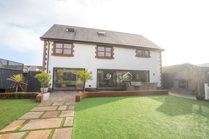 Spacious 6br Luxury Home, Hot Tub, Pool Table, Bar - Swansea