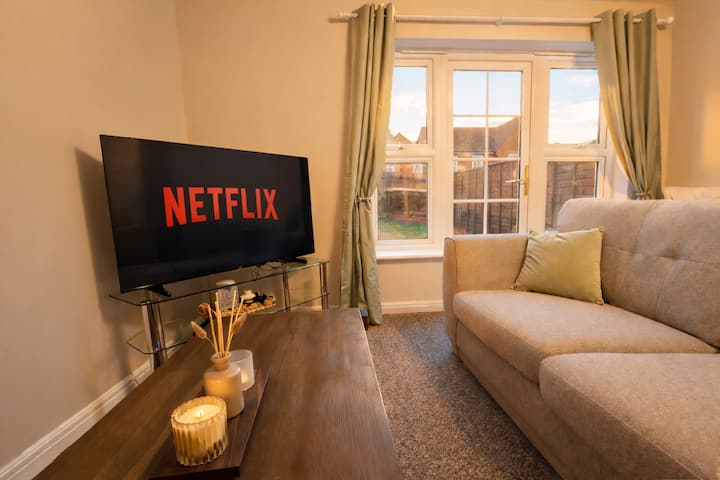 Contractor 3-bed House | Sleeps 6 | Parking - Corby