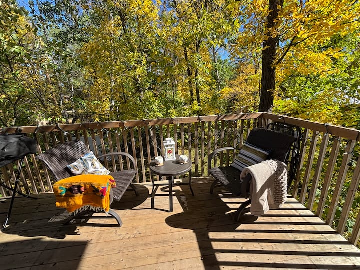 Experience A Beautiful Autumn Getaway By The Lake - Gimli