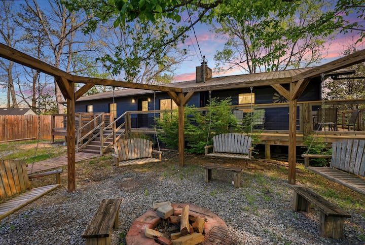 Peaceful Nest: Hot Tub, Fireplace, Fire Pit & More - Sevierville