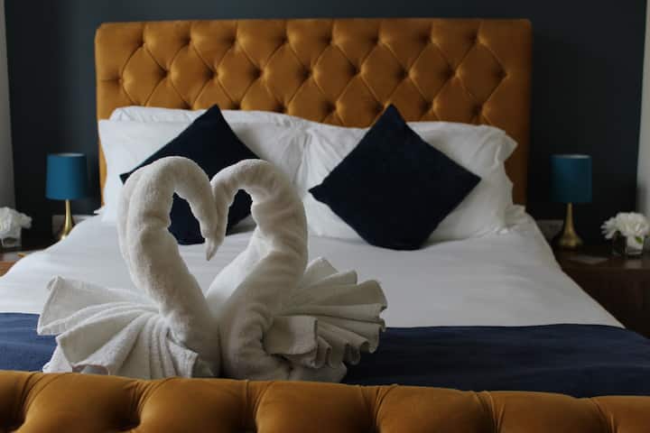 Oliver Wests Beautiful 1 Bedroom Retreats - Scarborough