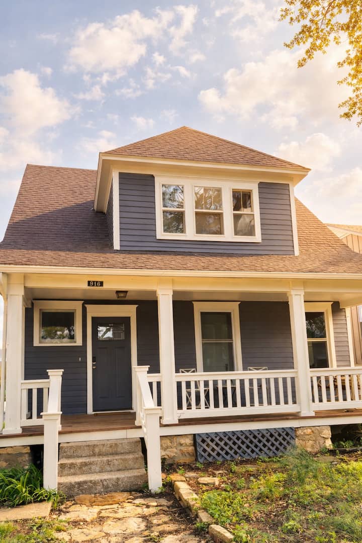 Bungalow 916 - Lawrence, KS