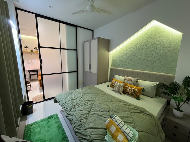 Homly Stays: Modern 1bhk | Couple Friendly - Indore