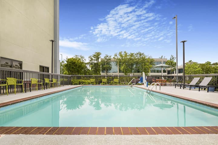 Double Queen Room Near Von Braun Center -4.9 Miles - Huntsville, AL