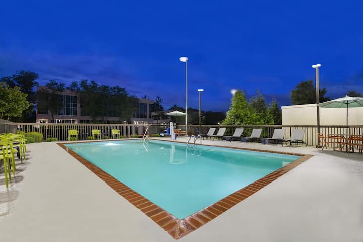 3 Modern Rooms W/ Free Breakfast & Parking - Huntsville, AL