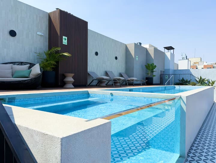 Modern Suite W/ Queen Bed | Fast Wifi & Parking - Perú