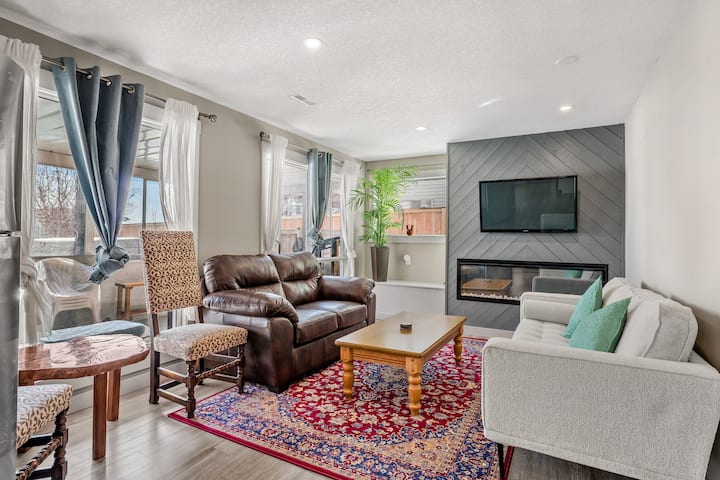 Lakeside Retreat 1 Br, Beautiful View - Chestermere