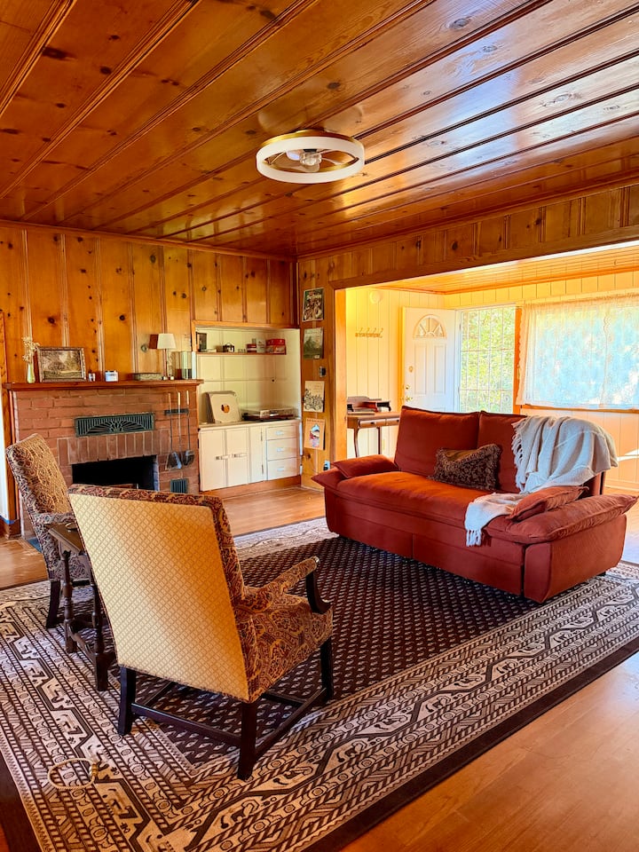 Gilded Grove Cottage | Soaking Tub & Lux Kitchen - Grass Valley, CA