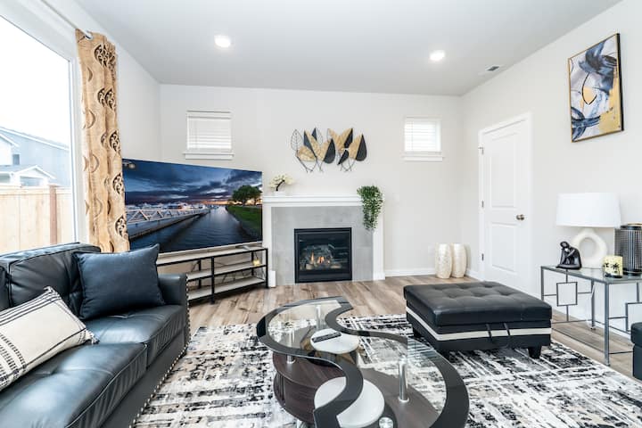 Elegant 4br Family Home W/ Loft & Fenced Yard - Lake Stevens, WA