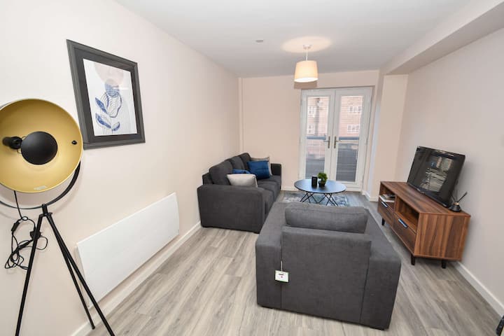 Bright & Spacious 2 Bed Apartment In Manchester - Old Trafford - Manchester