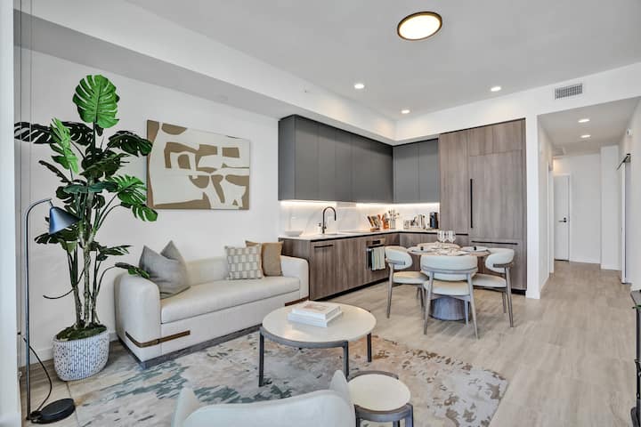 New Sky-high Coastal Retreat | 19th Floor 1br - Miami Beach, FL