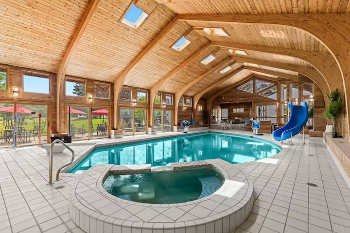 Ultimate Family Retreat | Indoor Pool | 10 Acres - Howell, MI