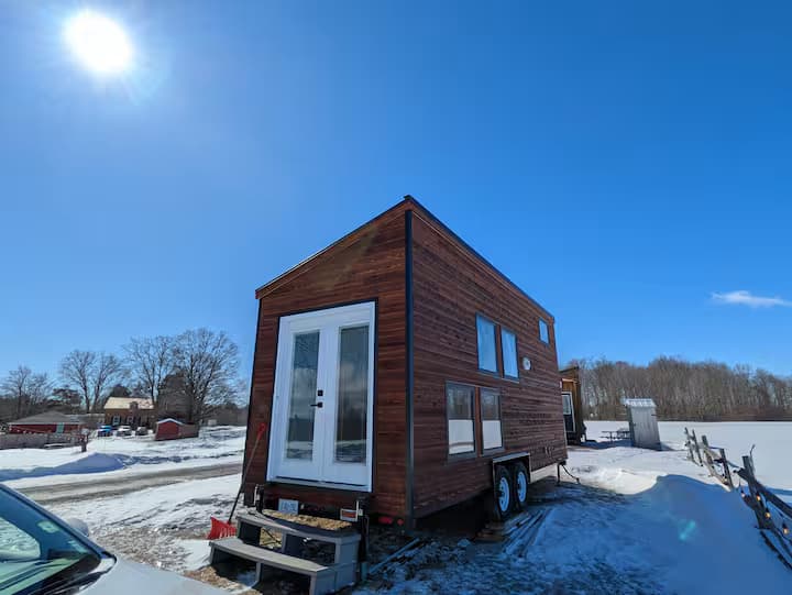 Farm Tiny Home Retreat - King Bed- Pet Friendly - Bradford, ON, Canada