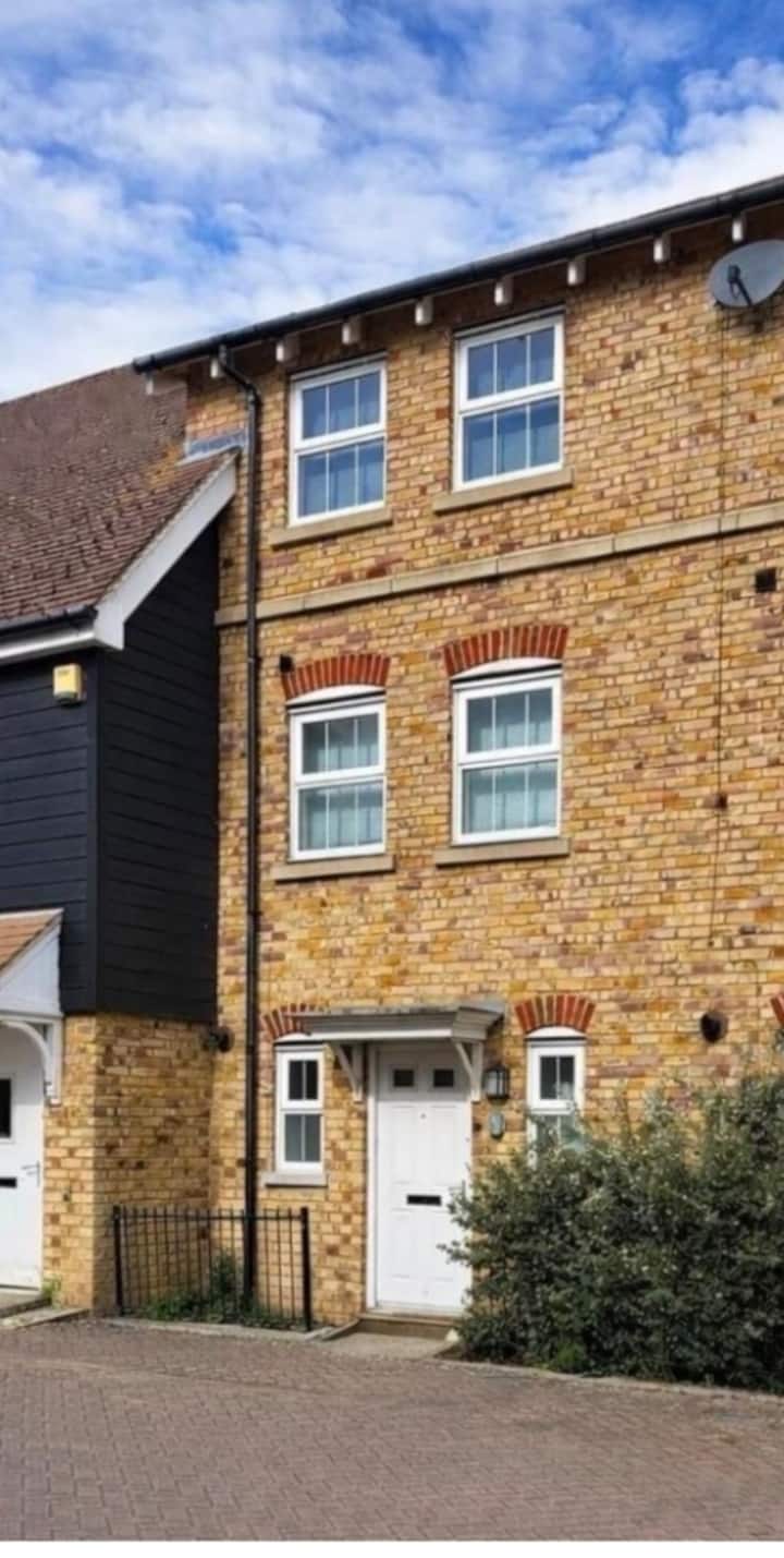 Spacious 4 Bed Family Townhouse With Garden. - Faversham