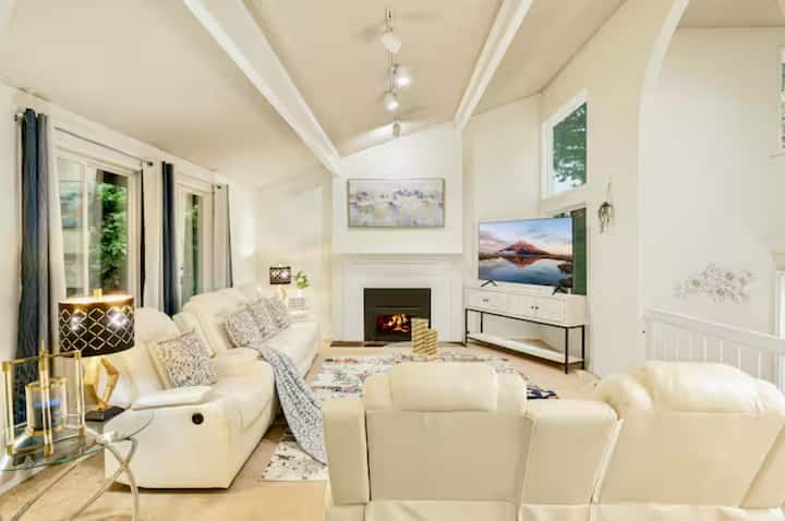 Luxury & Cozy 4br Home W/ Huge Yard & 2 Fireplaces - Bellevue