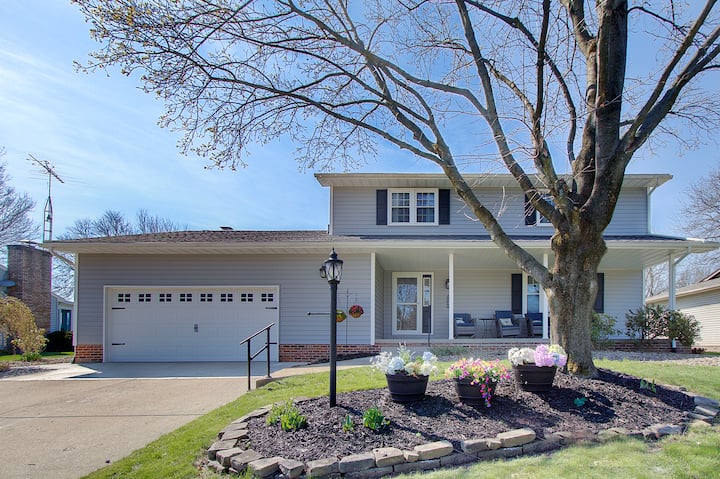 This House Has It All! Big! Beautiful! Convenient! - Canton, OH