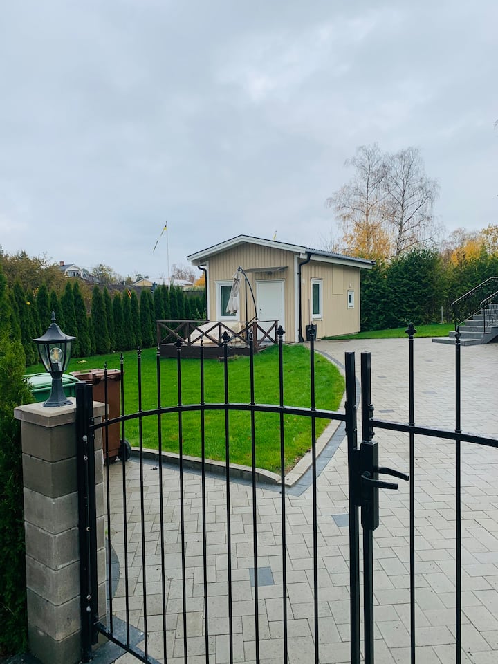 Cozy Cottage Inside Our Villa Garden, 50m To Bus. - Stockholm