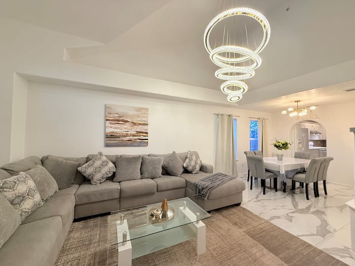 Luxury 5-bedroom Home &Stylish 3-bath - Albuquerque, NM