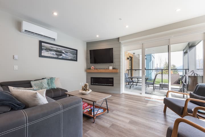 Lake Daze | 2br + Den W/ Lake & Mtn Views! - Harrison Hot Springs