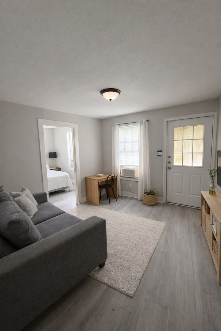 Cozy Retreat Near Downtown & Uh - Houston, TX