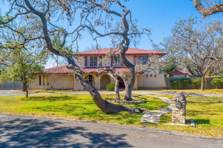 Family & Retreat Villa • Sleeps 16 • Pool - SeaWorld San Antonio, San Antonio