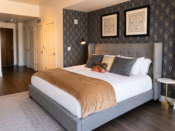 Luxury Cherry Creek Studio | Pool, Gym, Parking - Denver, CO