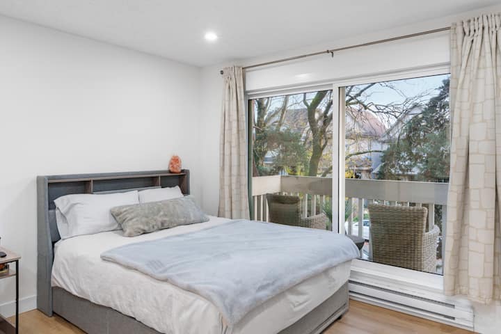Cozy East Van Gem | Work-ready Studio With Parking - Vancouver