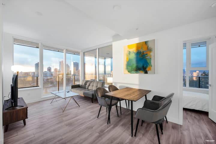 Spacious 3b+2b Condo/central Metro - Burnaby