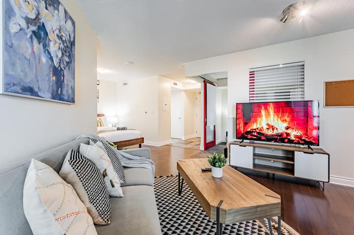 The Dwellix 1 Br + Den | Balcony | Lake View - Toronto