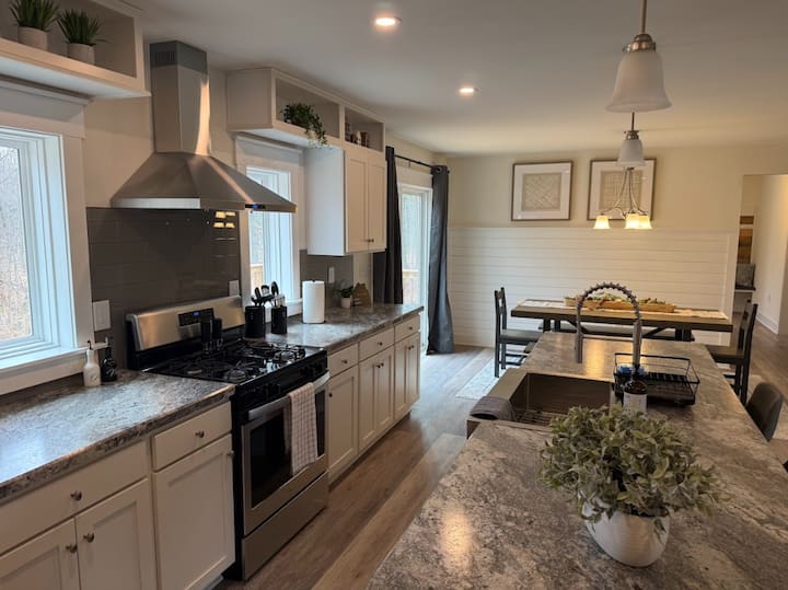 Bright & Inviting Midland Stay Ideal For Getaways - Midland, MI