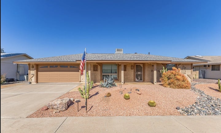 Beautiful And Relaxing Sun City Home - Sun City, AZ