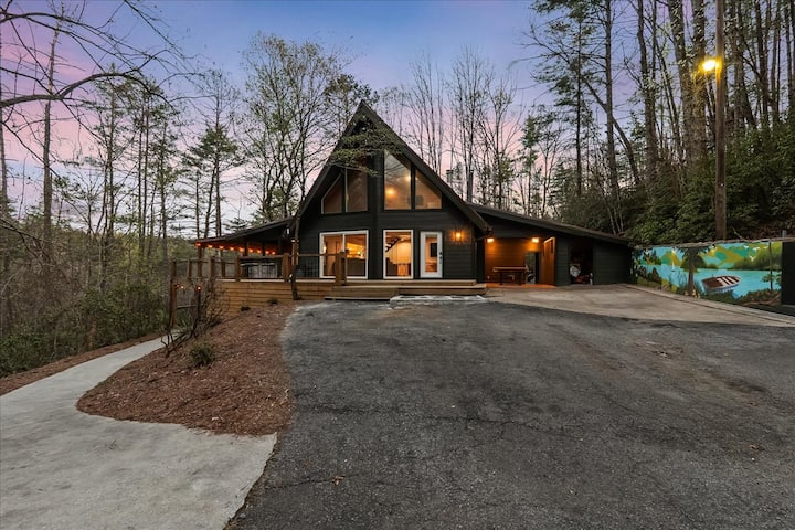 Modern Villa With Waterfall At Lake Jocassee - Lake Keowee, SC
