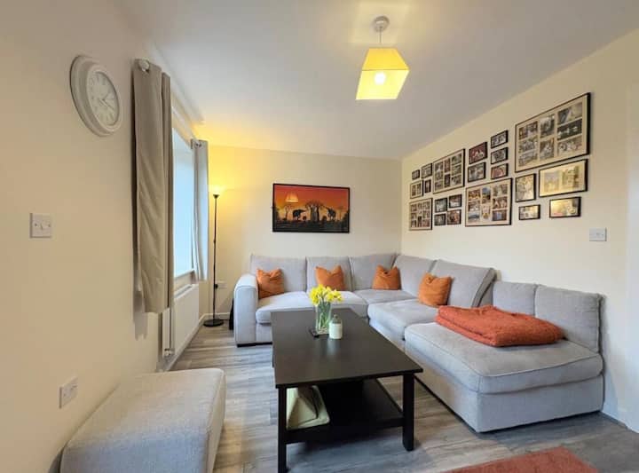 Cosy Contractor Home| 5 Min Universal|wifisleeps 9 - Bedford