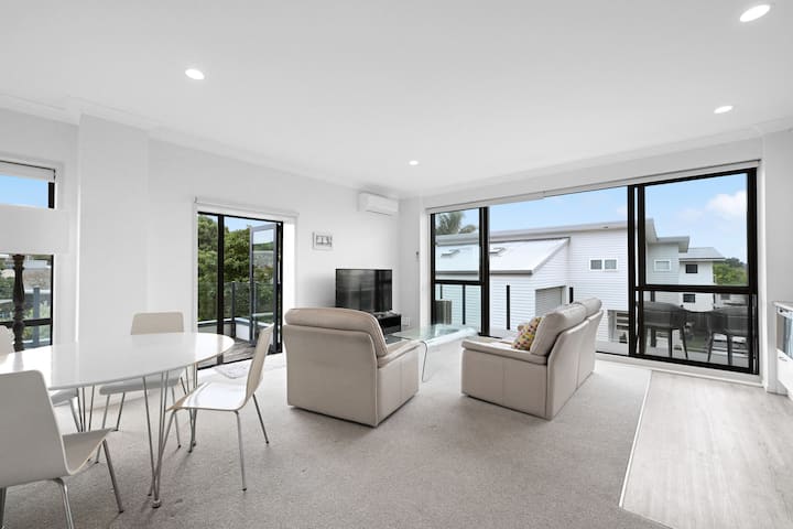 Central Apartment, Walk To Beach, Harbour & Town! - Whangamatā