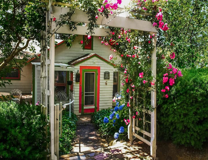 Historic Dog-friendly Cottage: Walk To Beach! - Oak Bluffs, MA