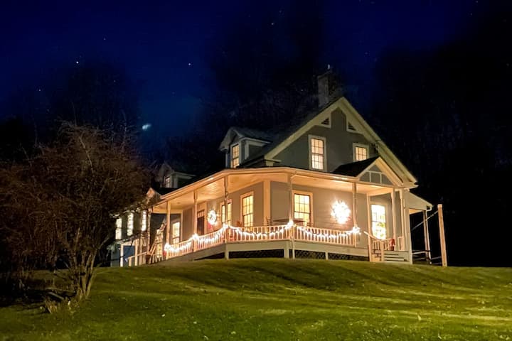 4br Farmhouse Near Skiing, Hiking, Shops & Dining - Waterbury Village Historic District