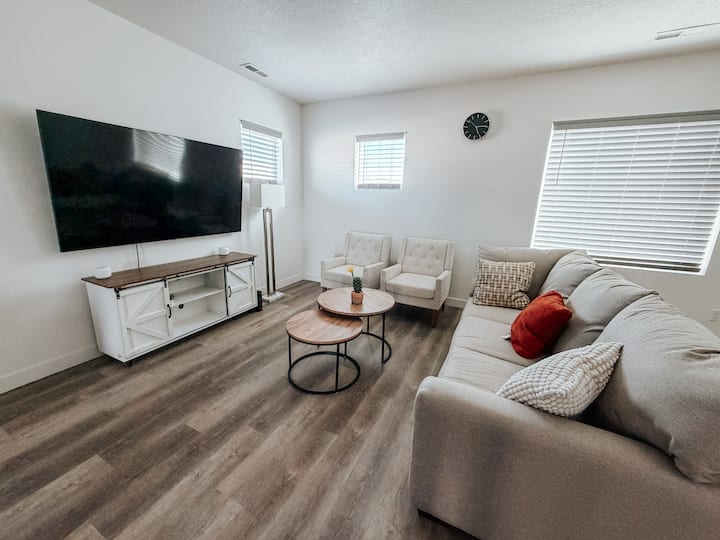 Elegant 4-bedroom Retreat | Dual Master & Rooftop - West Valley City, UT