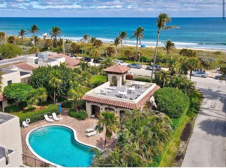 Beachfront Townhome. 2 Bedrm With Full W/d & Pool - Delray Beach, FL
