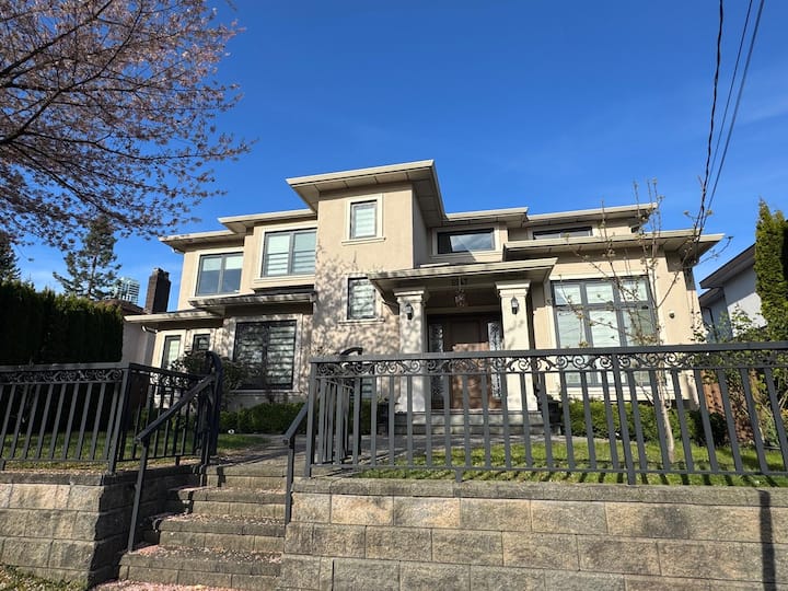 Luxury 4br/3.5ba Home | Spacious + Modern - Burnaby